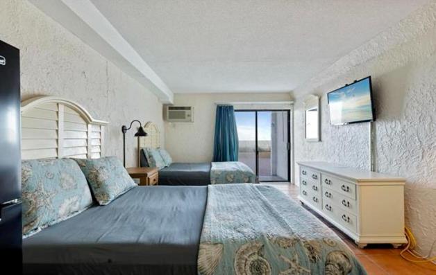 Ground Floor Direct Oceanfront Double Queen Suite! Perfect for 4 Guests ...