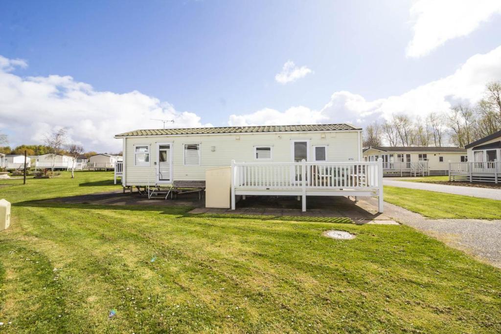 Lovely 7 Berth Caravan At A Brilliant Holiday Park, Manor Park Ref ...