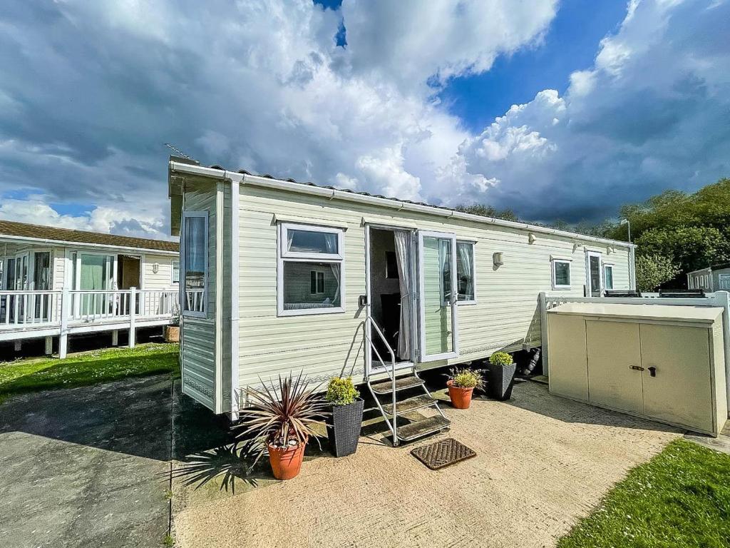 Lovely 8 Berth Caravan At A Brilliant Holiday Park, Manor Park Ref ...