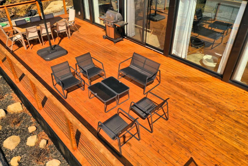 KALLM-Mont-Tremblant chalet with hot tub, pond & beach on private 7acre ...