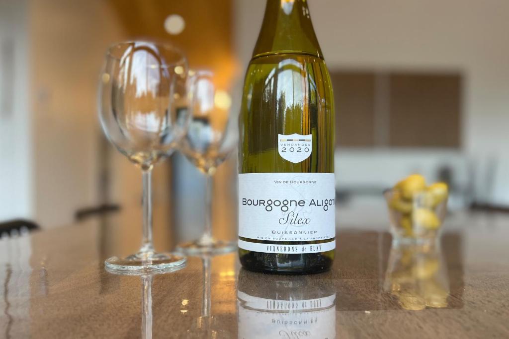 KALLM-Mont-Tremblant chalet with hot tub, pond & beach on private 7acre ...