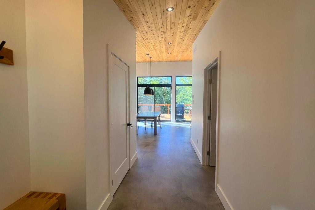 KALLM-Mont-Tremblant chalet with hot tub, pond & beach on private 7acre ...