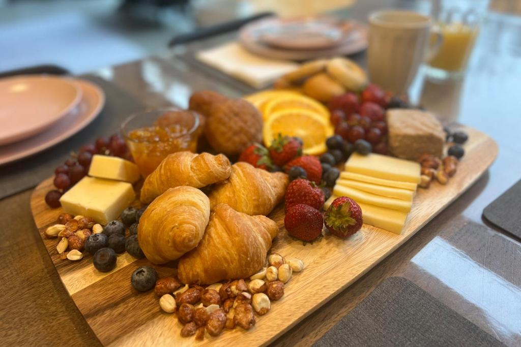 KALLM-Mont-Tremblant chalet with hot tub, pond & beach on private 7acre ...