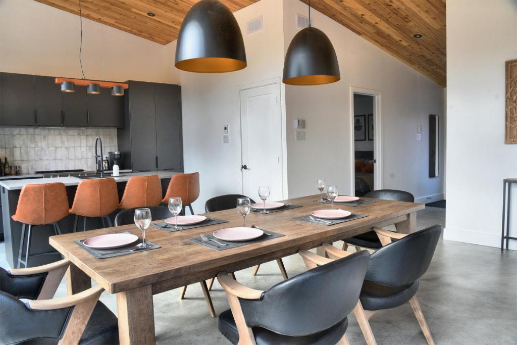 KALLM-Mont-Tremblant chalet with hot tub, pond & beach on private 7acre ...