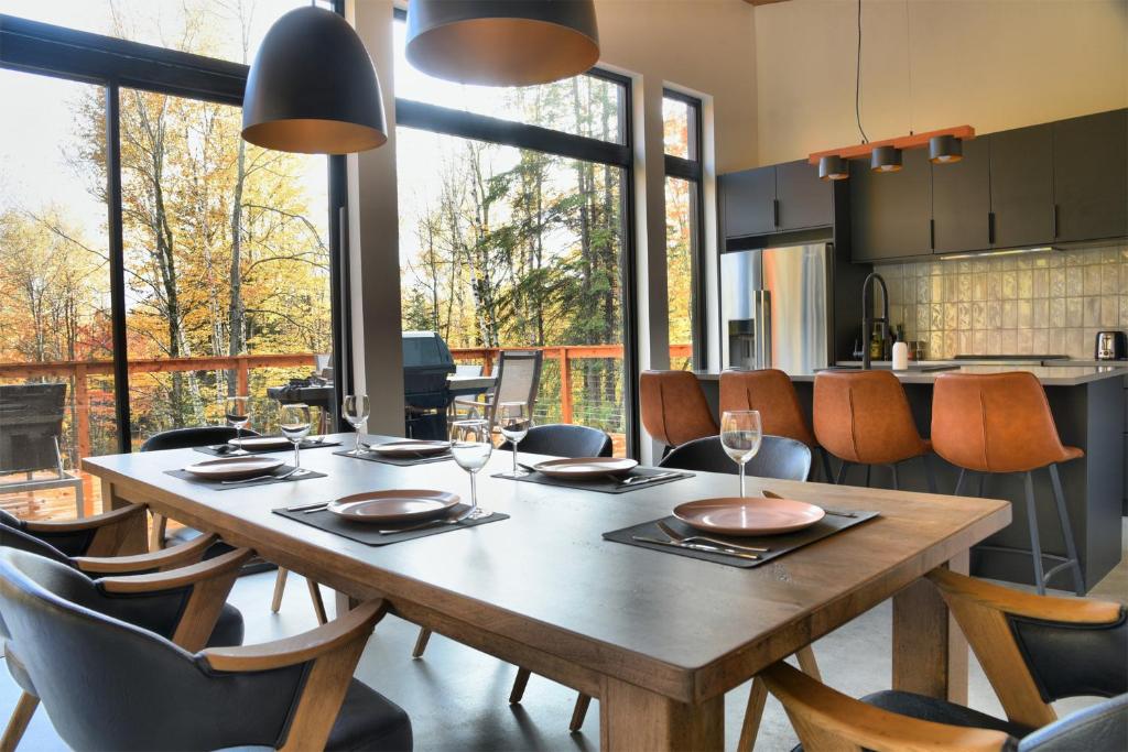 KALLM-Mont-Tremblant chalet with hot tub, pond & beach on private 7acre ...