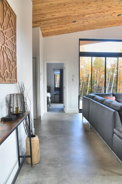 KALLM-Mont-Tremblant chalet with hot tub, pond & beach on private 7acre ...