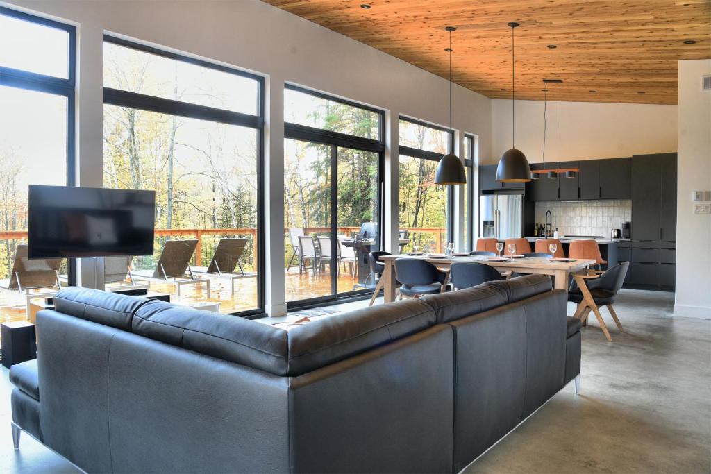 KALLM-Mont-Tremblant chalet with hot tub, pond & beach on private 7acre ...