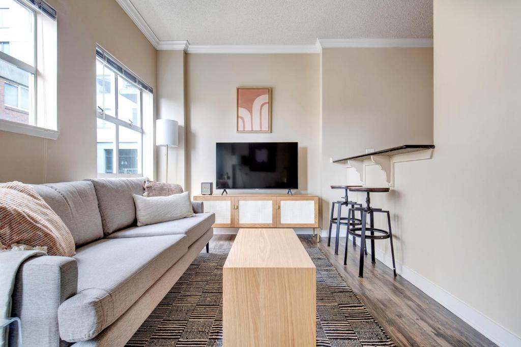 Downtown 1BR w Gym Roof nr Pike St Mkt SEA-202, Seattle (harga terbaru ...