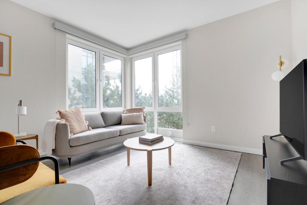 Bellevue 2BR w Pool Spa Gym nr shopping SEA-280, Bellevue (updated ...