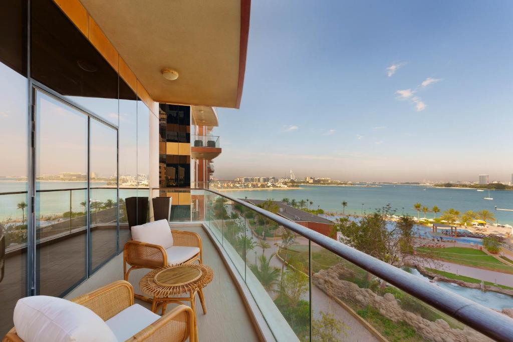 Maison Privee - Splendid Apt on The Palm with Stunning Sea Views, Dubai ...