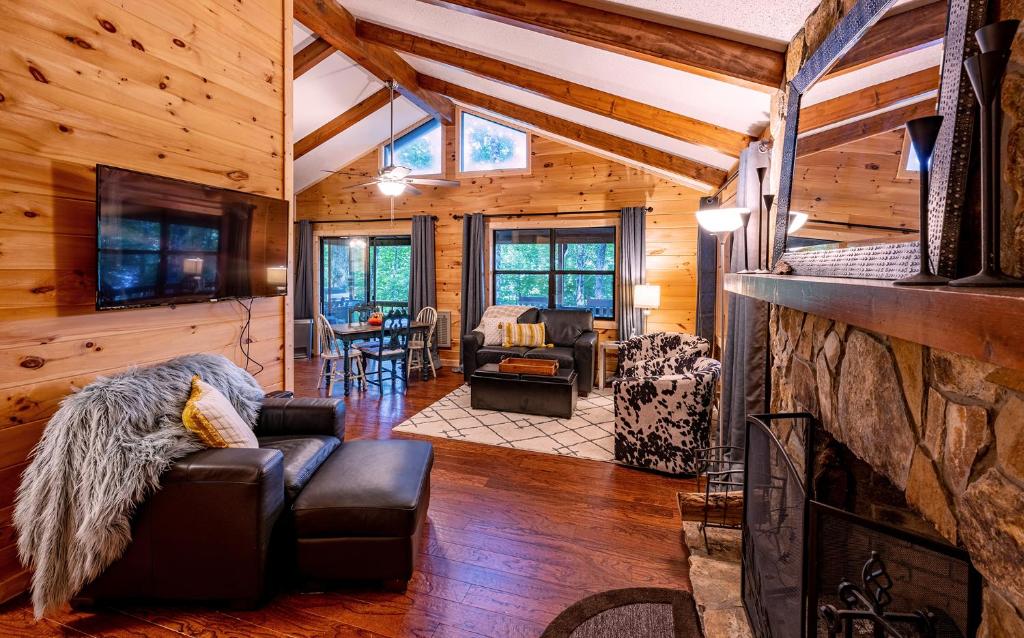 Lakeside Mountain Oasis - 3 Bedroom Cabin with Outdoor Hot Tub, Topton ...