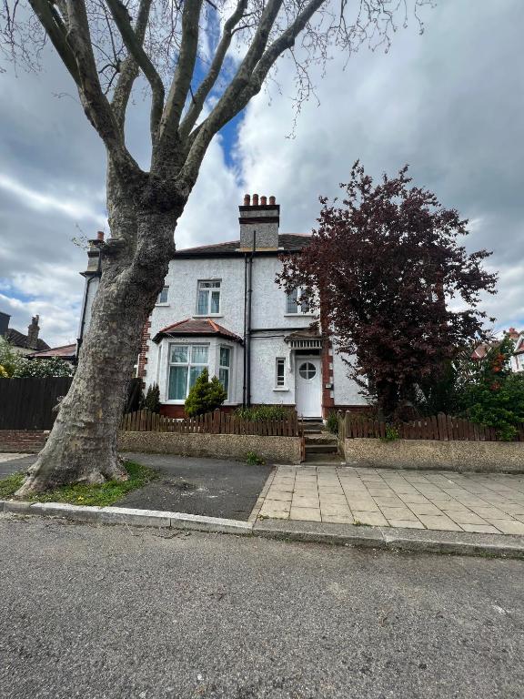 5 Bedroom Villa with 3 Bathrooms, Garden and Parking, Norbury (updated ...