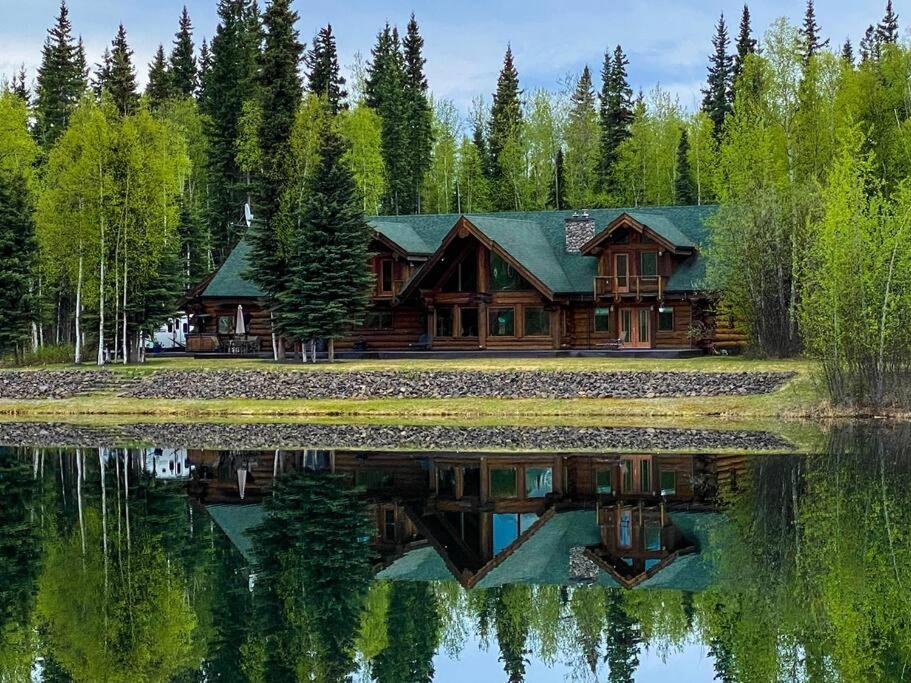 Lakefront Luxury Log Home with Spa & Aurora Views, North Pole (updated ...