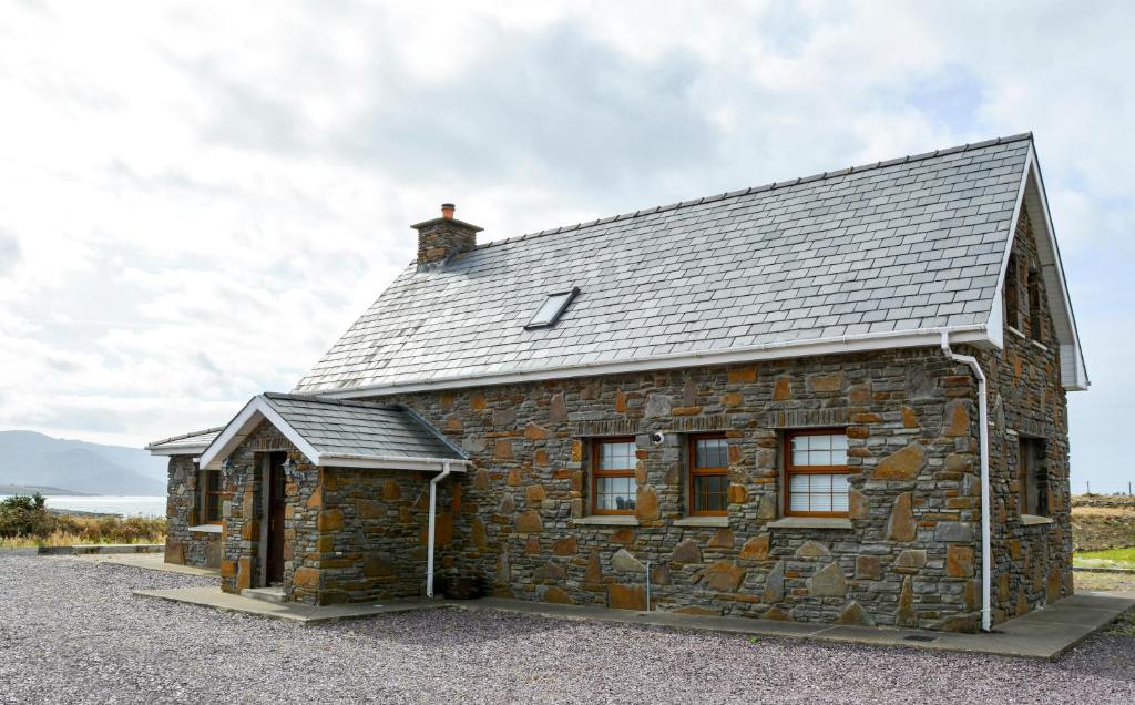 Beautiful stone cottage with sea views, Sneem (updated prices 2026)