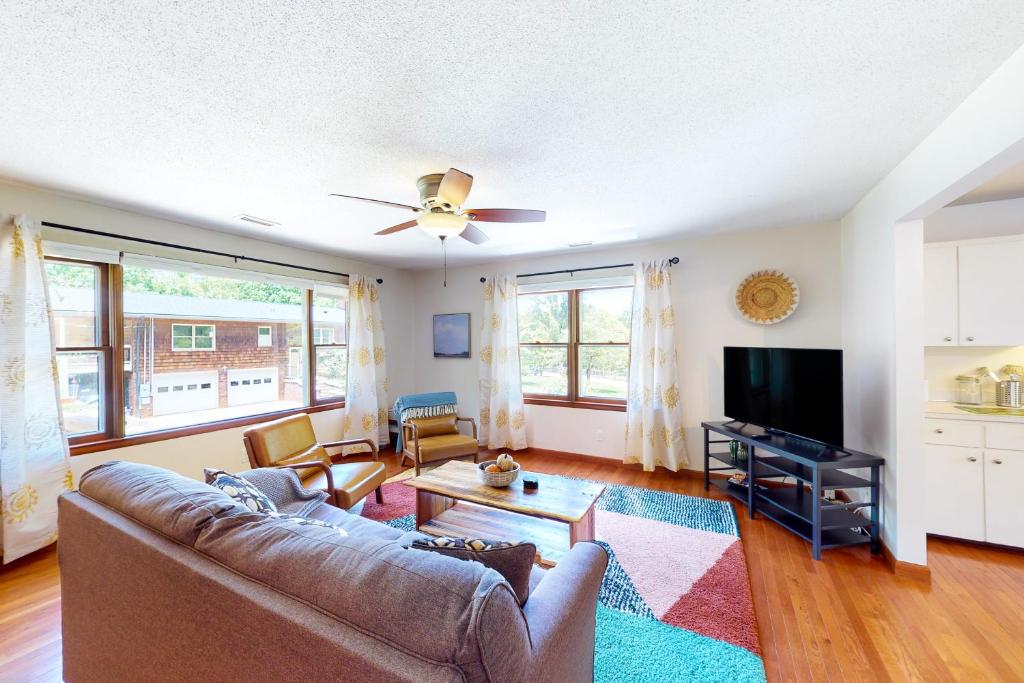 Guest House at Firefly Ridge, Leicester (updated prices 2025)