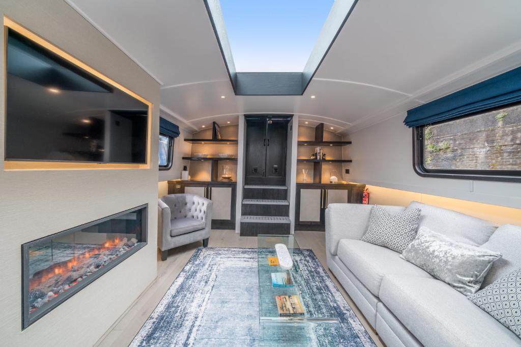 Elegant houseboat near Canary Wharf, London (updated prices 2026)