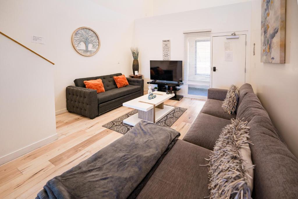 Chic 1-Bed Hollywood Loft Iconic Sign Views & Private Parking, Los ...