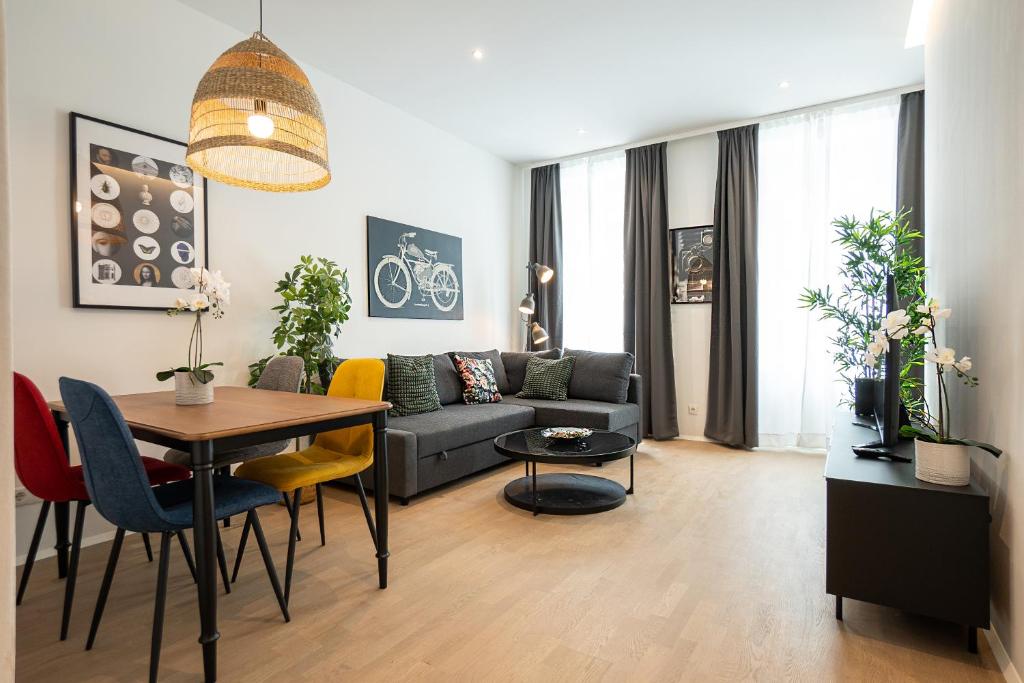 Posh studio with a king-size bed and modern design, Vienna (updated ...
