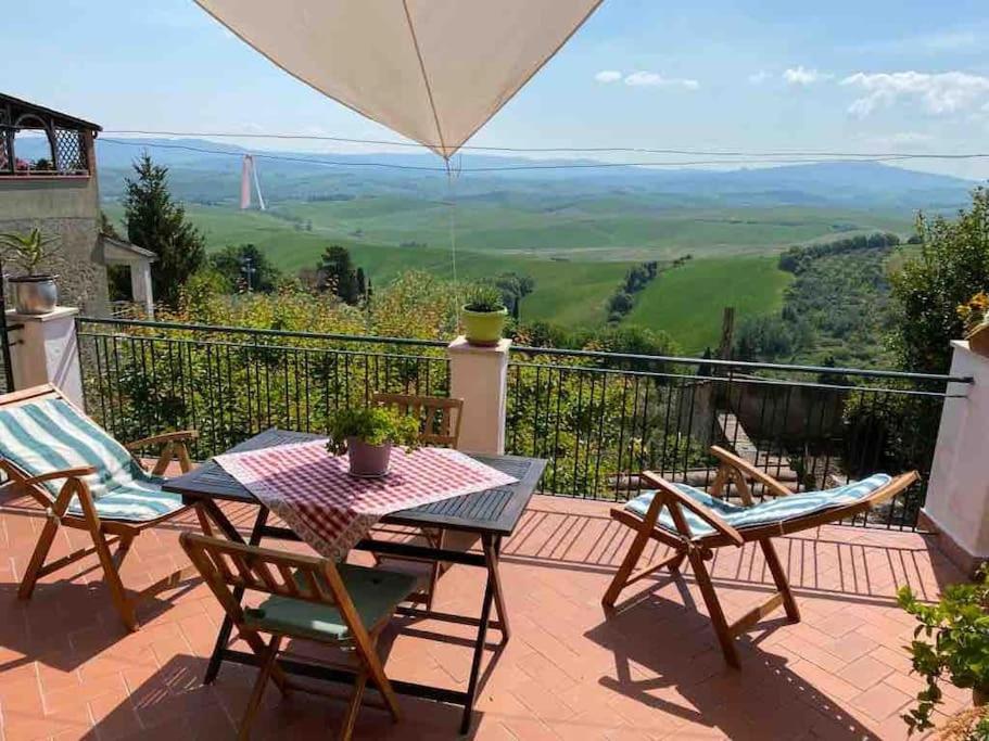 Terrazza con vista mozzafiato (intera casa), Laiatico (updated prices 2025)