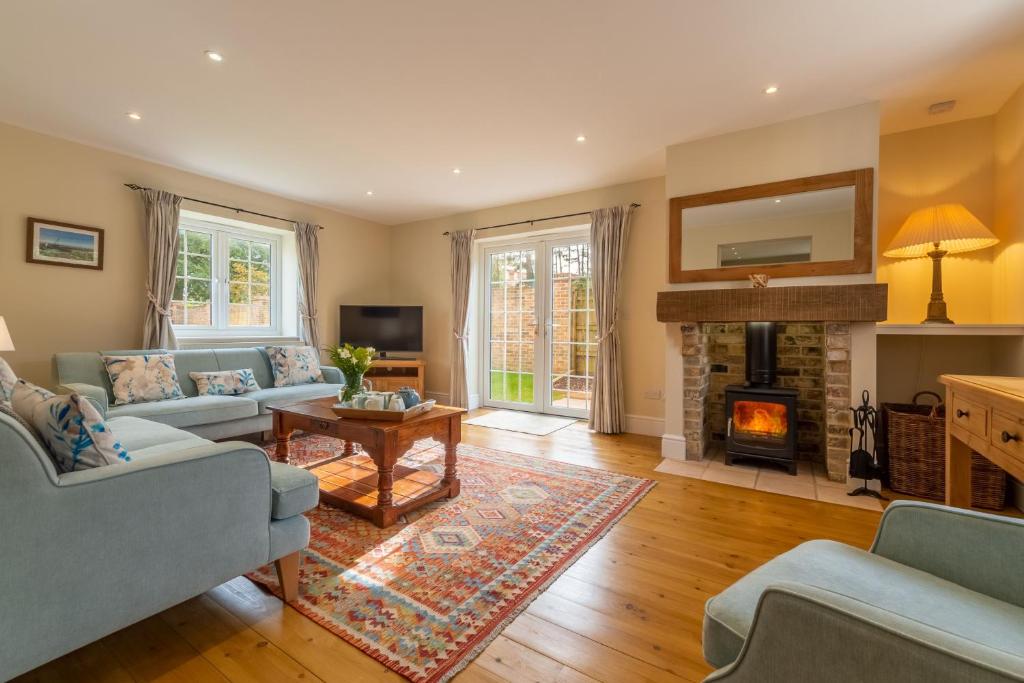 1 Hall Lane Cottages, Thornham (updated prices 2026)