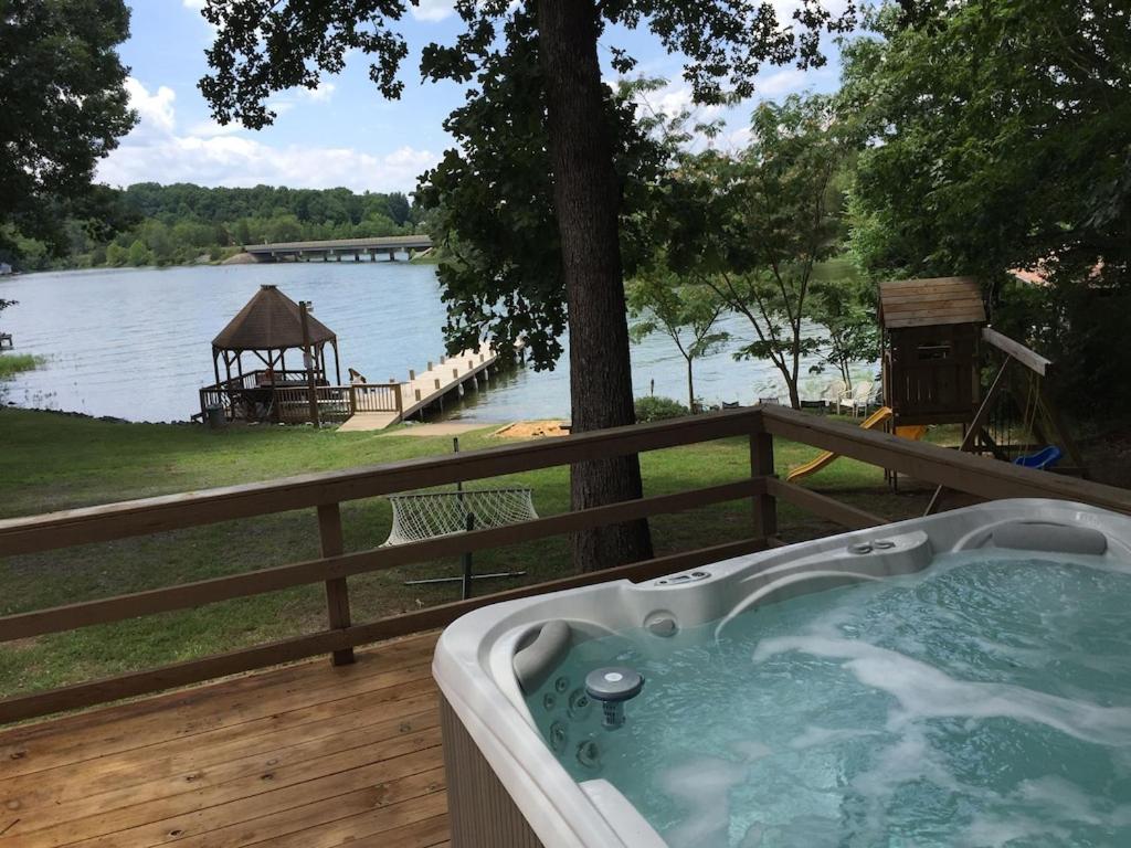 225' of Lakefront!!! Hot Tub, Dock, Private Boat Ramp onsite, XFinity 400Mb wifi, Holladay ...