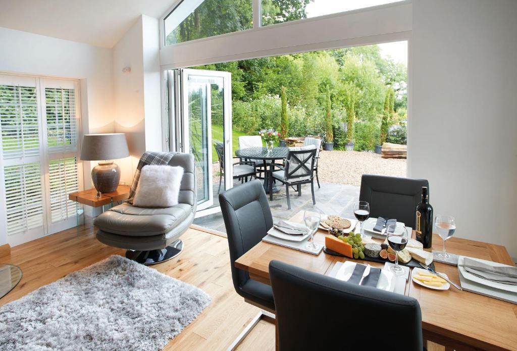 Nos Da, Pencoed (updated prices 2024)