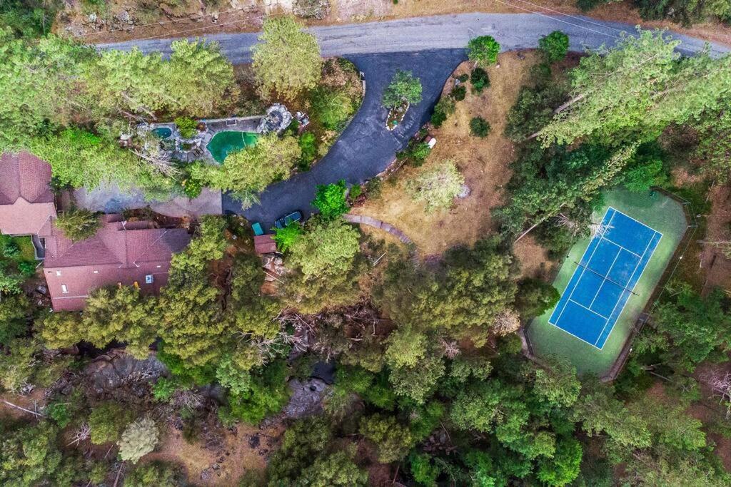 PRIVATE RIVERFRONT RESORT WITH POOL, SPA & TENNIS, Oakhurst (updated ...