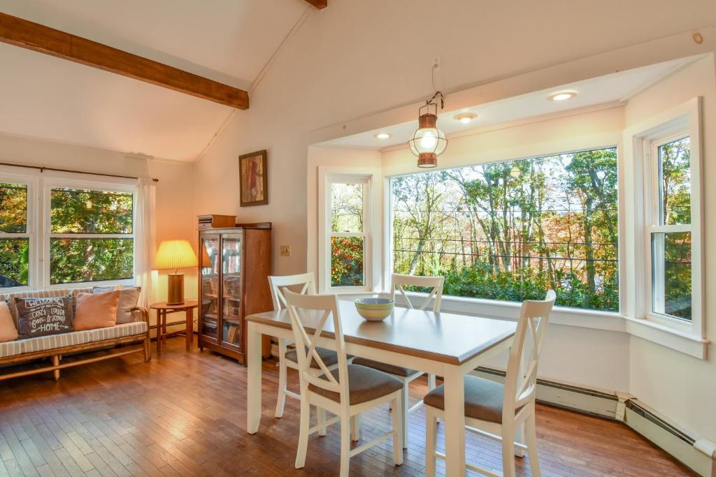 13325 - Stellar Wellfleet Home with Vaulted Ceilings Dogs Welcome with ...