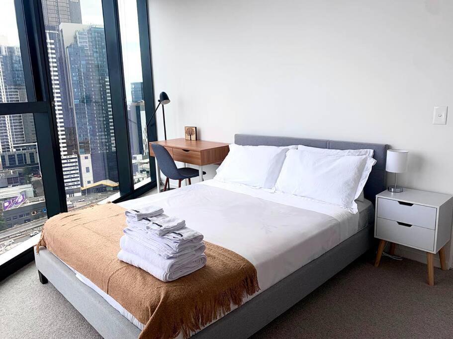 Modern 3BR In High Rise w/ Sea View incl Carpark, Melbourne (updated ...