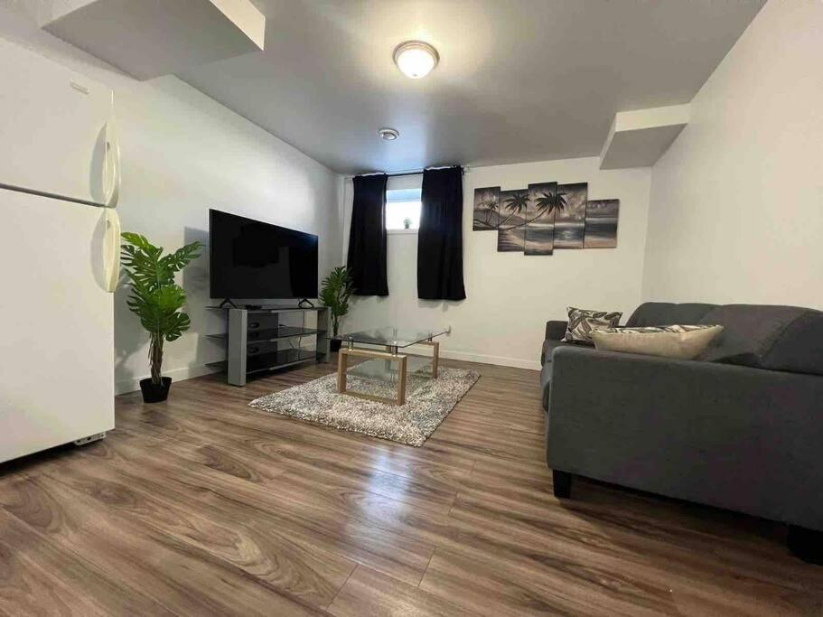 Self-contained basement suite، ريجينا (أسعار محدثة لعام 2024)