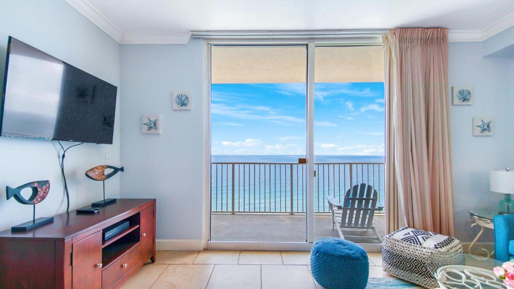 Beachfront Spacious Renovated Condo - Pools, Hot Hub, Spa - Walk to ...