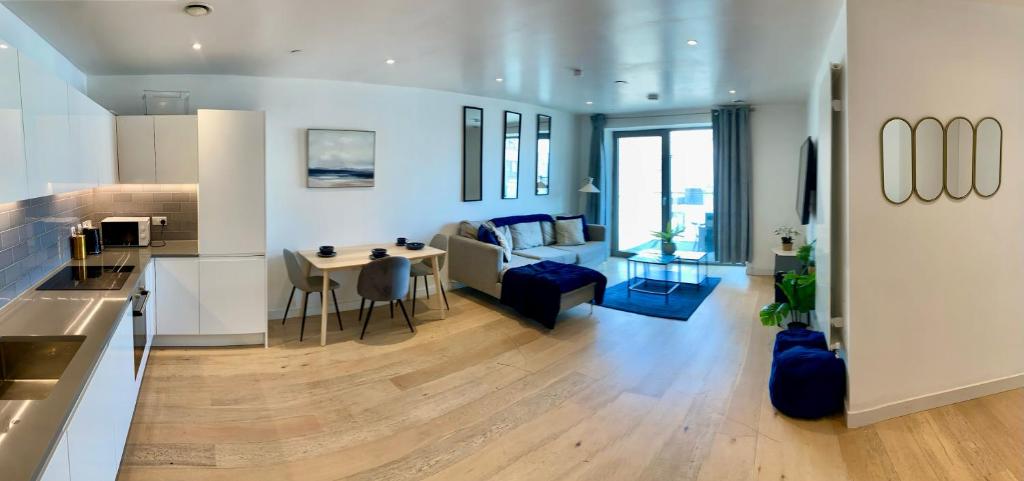 MD Apartments : Stunning 2 Bedroom 2 Bath Apartment - Royal Docks ...