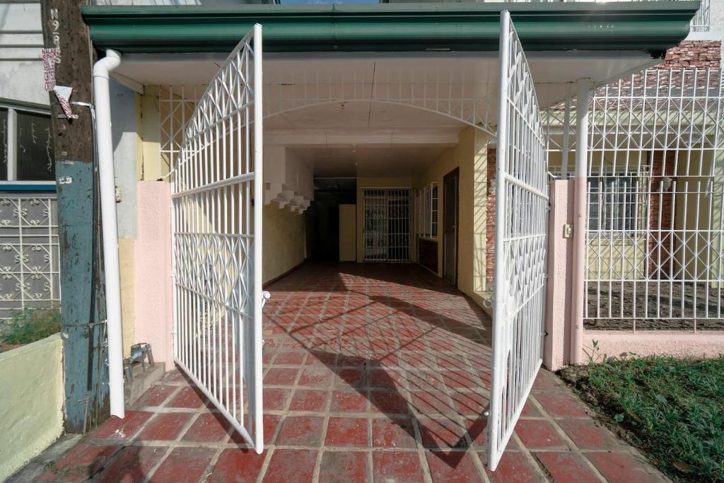 HOUSE A - Bahay Bakasyunan in New intramuros Village, Old balara Q.C ...