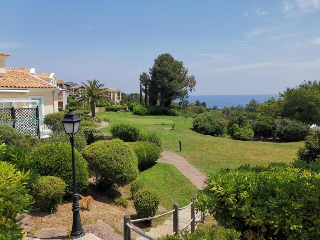 Cap Esterel - 2 pièces - belle terrasse plein sud - piscines et parking ...