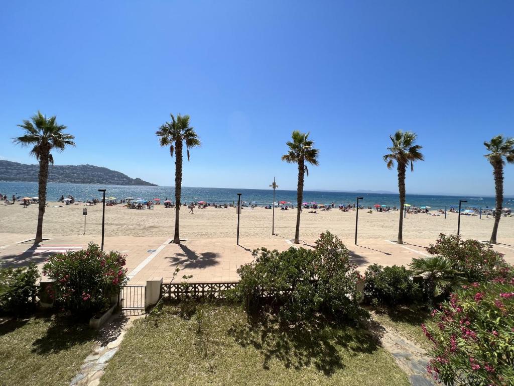 Europa 14, Roses – Updated 2024 Prices