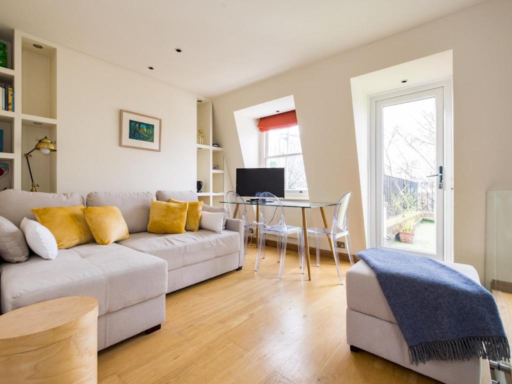 Cosy and light flat with a roof terrace in Chelsea, London – Updated ...