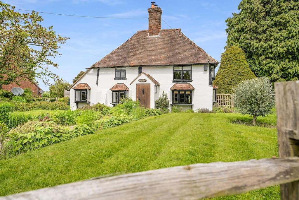Cosy Chocolate box cottage, Doddington (updated prices 2025)
