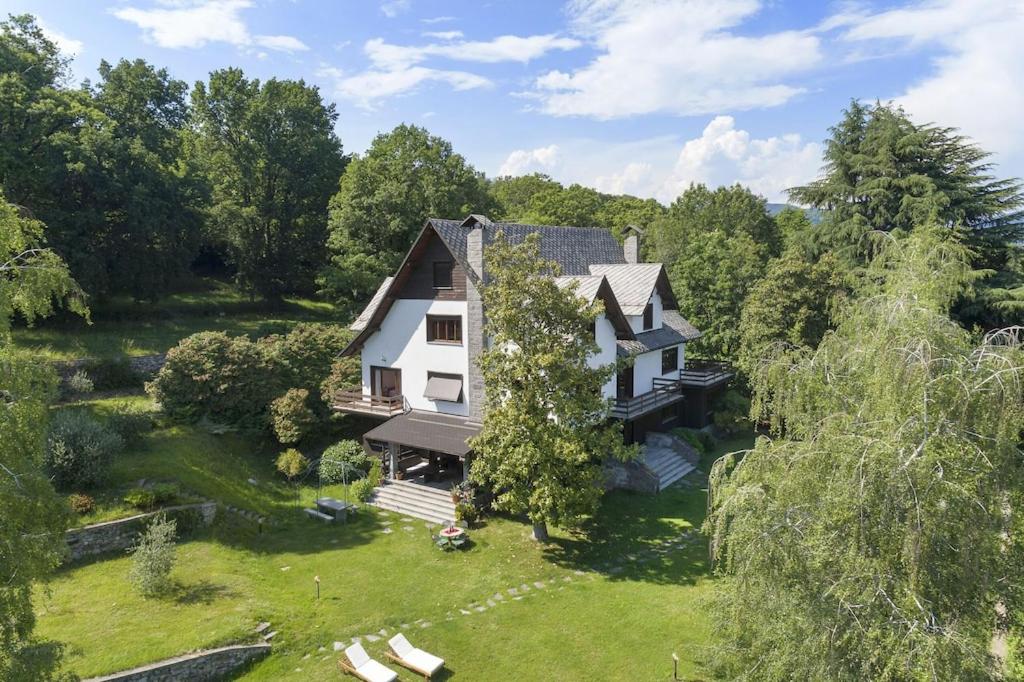 Beautiful large villa amidst lush green nature! - Villa Tudor, Invorio ...