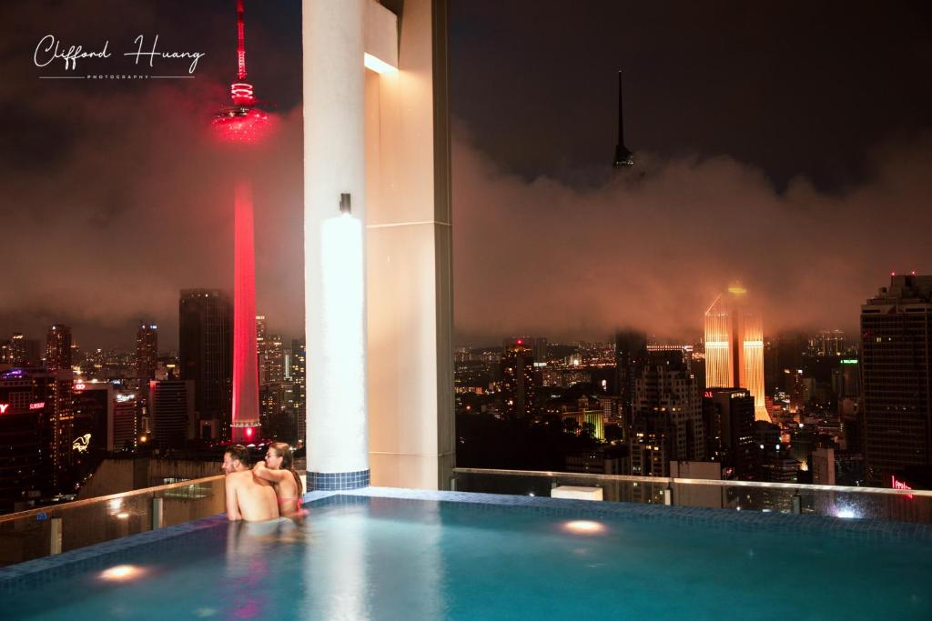 Best Pool View Klcc TRX Merdeka 118 near Monorail station CLB371B ...