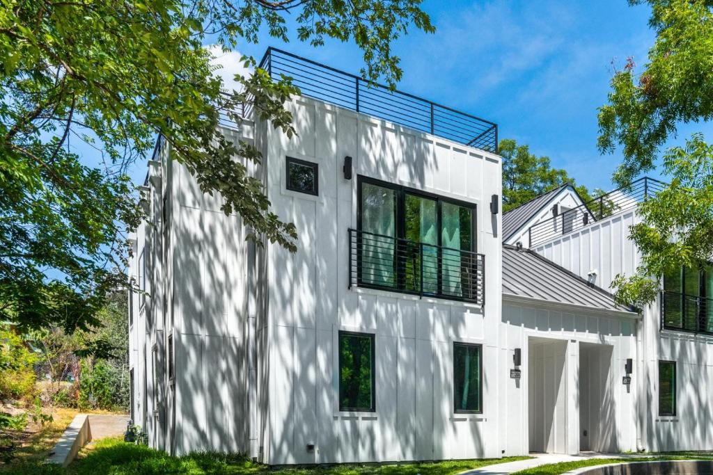 Lush green Modern 2650 sqft 5 BR 5 Bathroom with Rooftop Deck, Austin ...