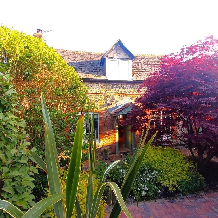 Historic, traditional & Spacious Wiltshire Cottage, Shrewton ...