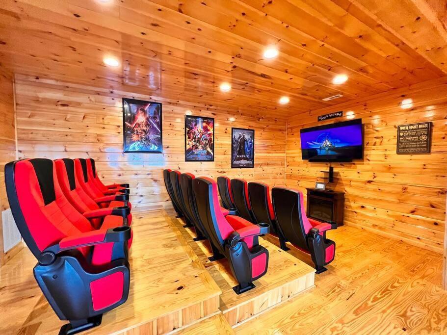 * *Luxury 4 Bdrms, Views, Theater, Arcade, Firepit, Gatlinburg (updated ...