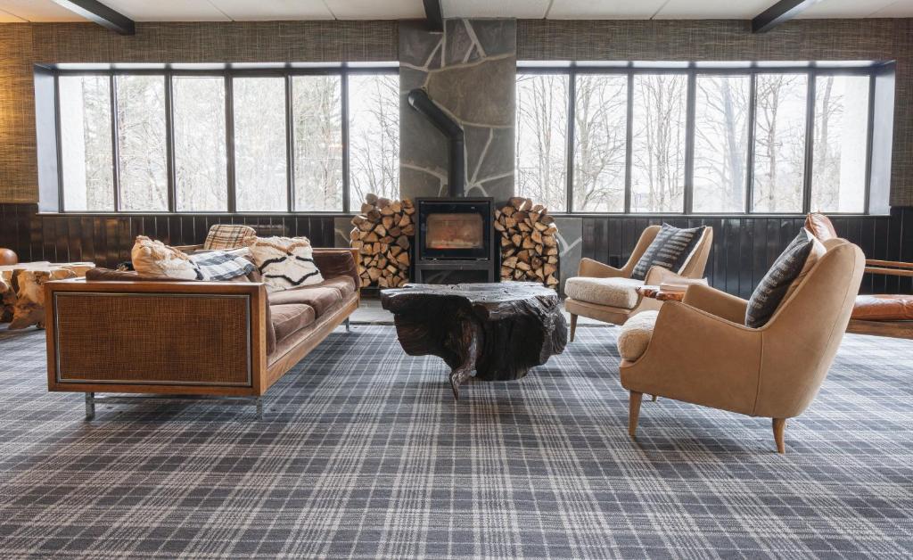 Hunter Lodge, a Bluebird by Lark, Hunter – Updated 2024 Prices