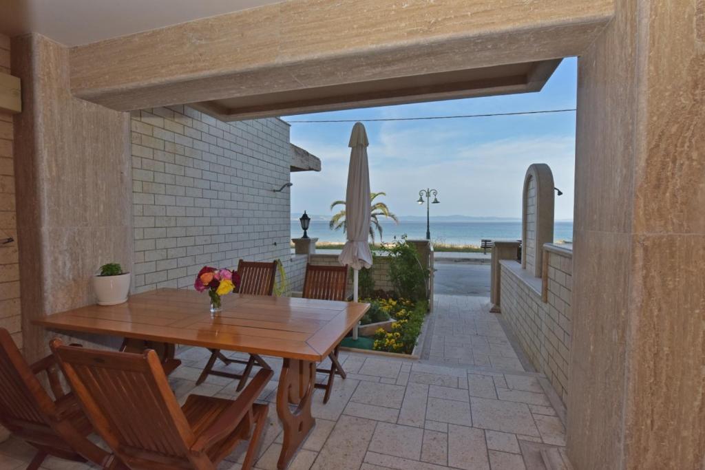 Camellia BeachFront House Potidea, Nea Potidaea (updated prices 2025)