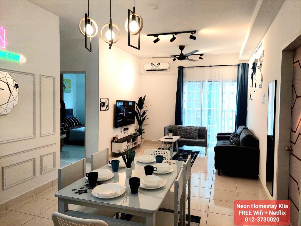 NEON HOMESTAY KLIA + FREE WIFI + NETFLIX, Sepang (aktualisierte Preise ...