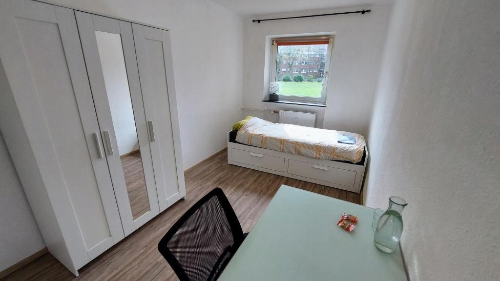 Homestay cozy room with a fancy kitchen and 2 baths, Hürth, Germany ...