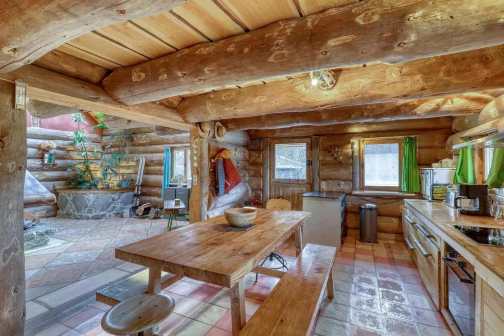 Chalet en rondins de bois (Francia Picherande) - Booking.com