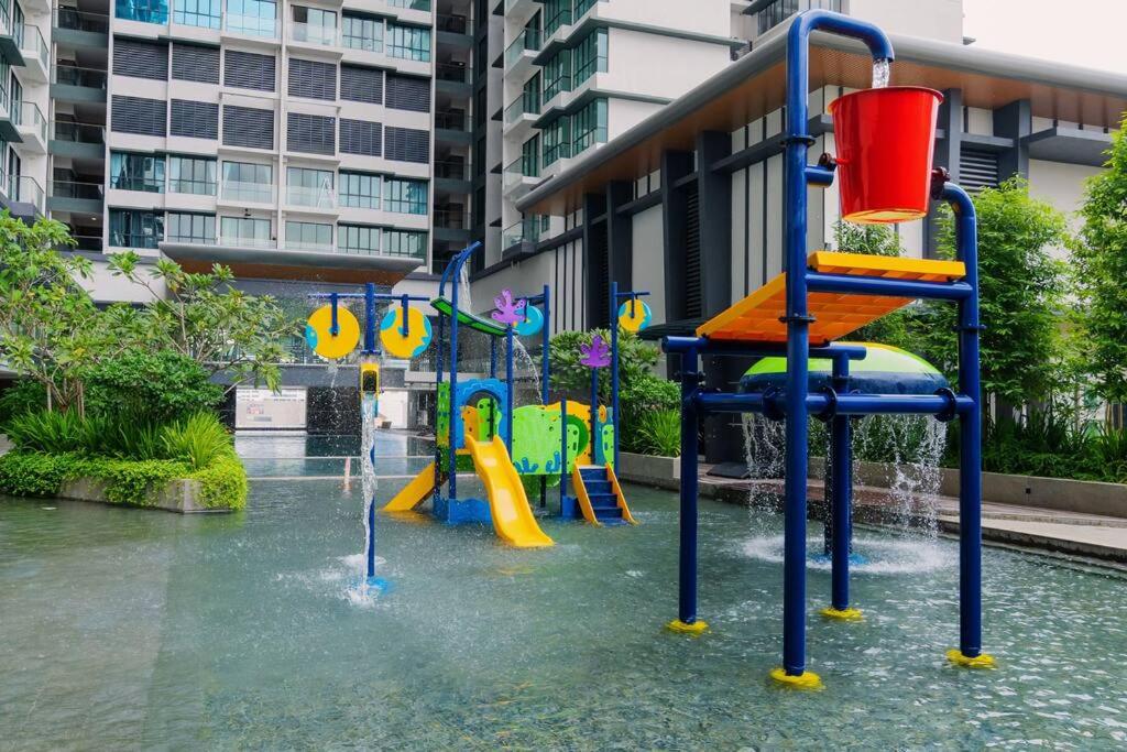 Lavile Infinity Pool Walk to Sunway Velocity and MRT, Kuala Lumpur ...