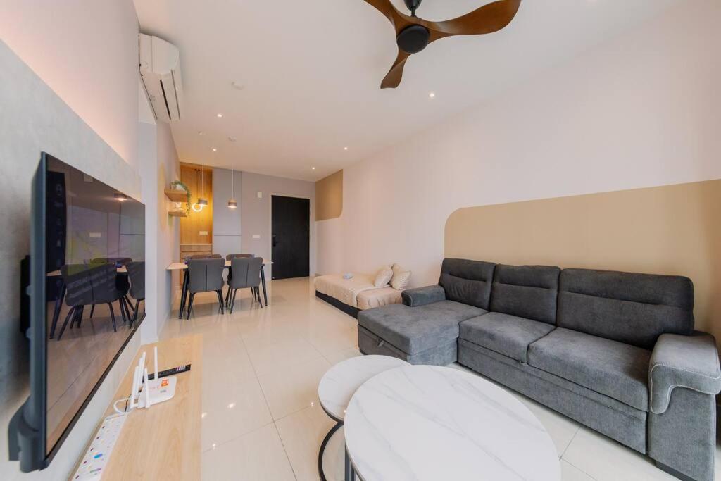 Datum Jelatek Balcony w Infinity Pool Linked LRT KLCCView Mall, Kuala ...