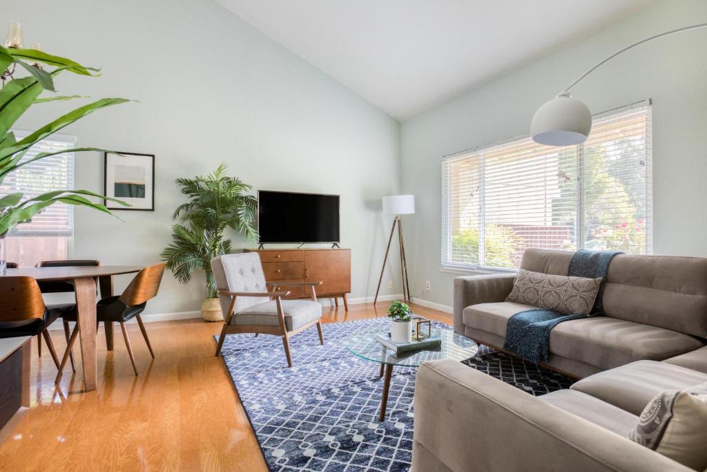 Beautiful 3BR House in Fremont w Parking, Fremont (updated prices 2024)